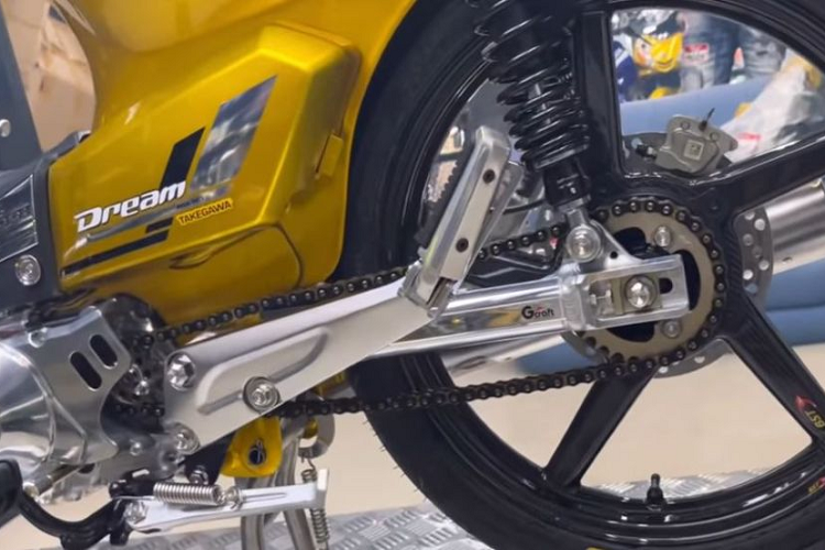 Sufat Retot độ Honda Dream hết 1 tỷ đồng của tay chơi đất Cảng | Báo ...