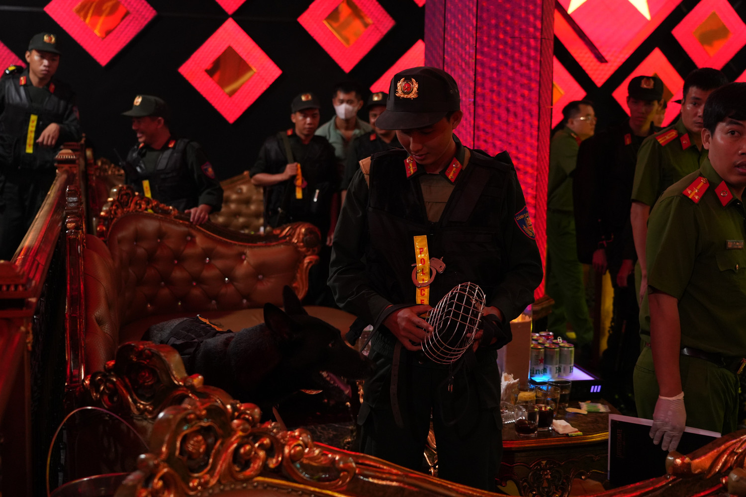 Đột kích bar Paris Night Club, phát hiện 42 người dương tính ma túy | Báo Tri thức và Cuộc sống ...