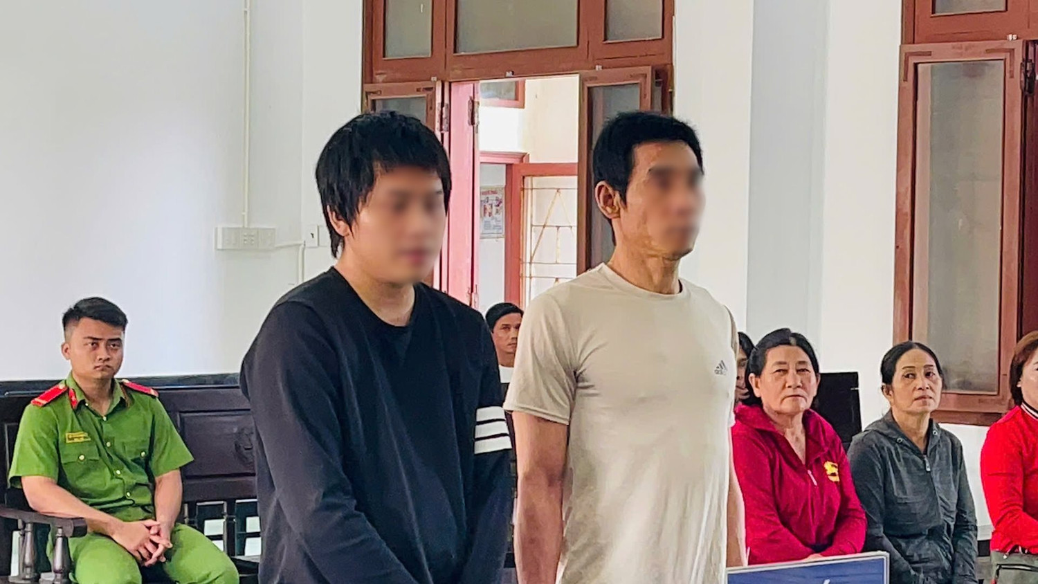 Hai cha con dắt nhau vào tù vì cầm đao chém người | Báo Tri thức và ...