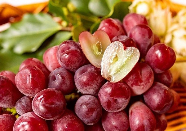 Nho trái tim giá hơn 2 triệu đồng/chùm | Báo Tri thức và Cuộc sống ...