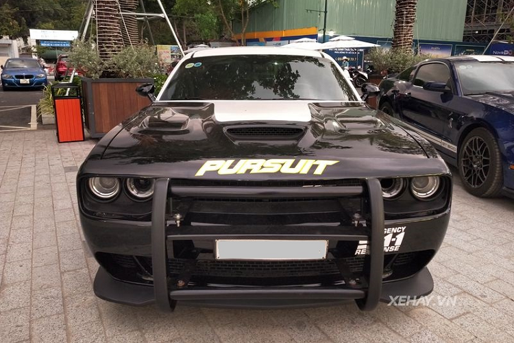 "Xe cảnh sát" - Dodge Challenger SRT-8 Hellcat lăn bánh tại Sài Gòn ...