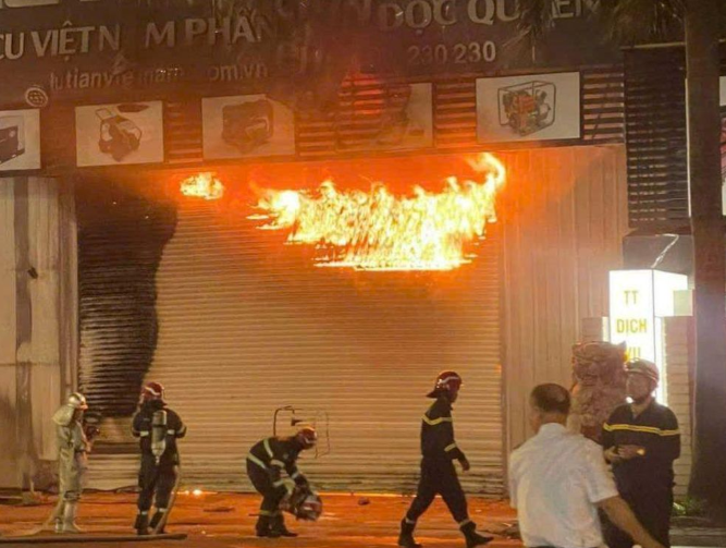 Lửa cháy ngùn ngụt tại cửa hàng điện máy ở Hà Nội | Báo Tri thức và ...