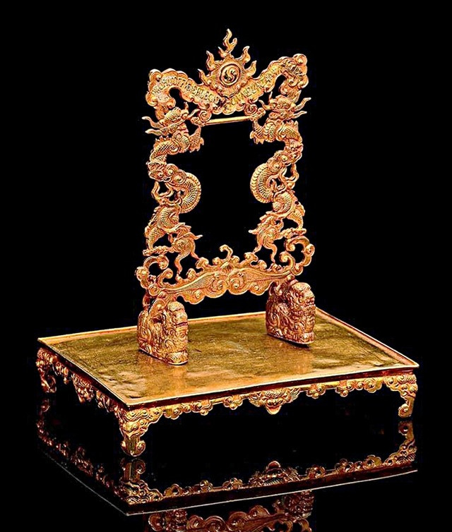 Đặc sắc “rồng khênh kiệu mặt trời” bằng vàng ròng của nhà Nguyễn | Báo ...