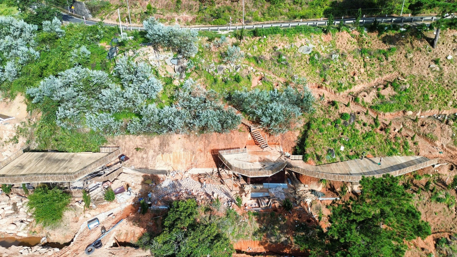 Công trình trên taluy âm đèo Tà Nung tiềm ẩn nguy cơ sạt lở mùa mưa ...