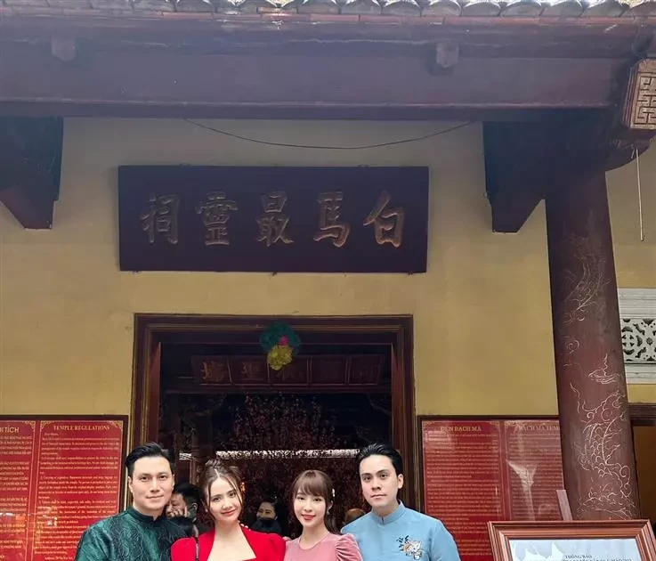 Quỳnh Nga, Việt Anh đi chơi Tết cùng hội bạn thân, tránh đứng gần | Báo Tri thức và Cuộc sống ...