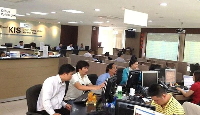 KIS Việt Nam bị phạt hơn 3 trăm triệu đồng do Tân Hoàng Minh | Báo Tri ...