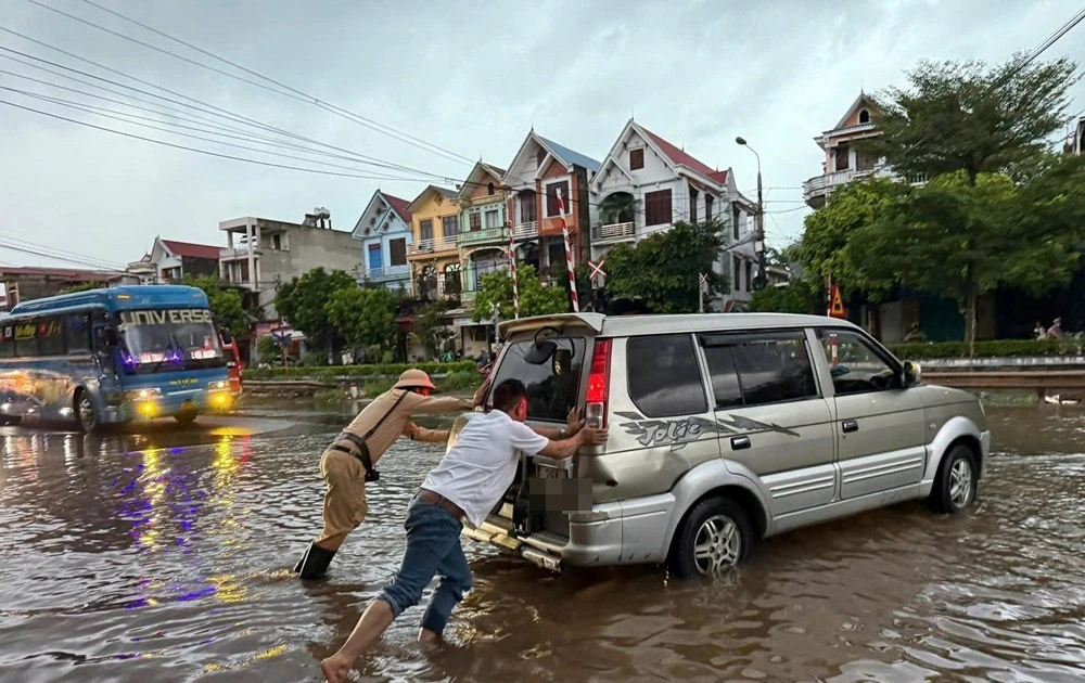 Bão số 11 Matmo gây mưa lớn, nhiều nơi ở Bắc Ninh ngập nặng | Báo Tri ...