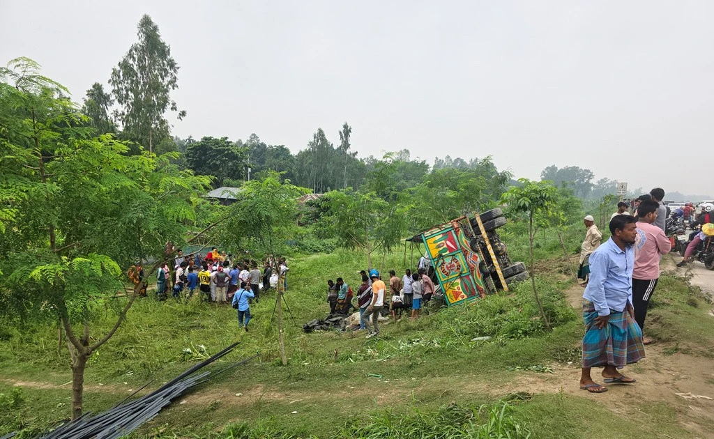 Lật xe tải trên cao tốc ở Bangladesh, hàng chục người thương vong