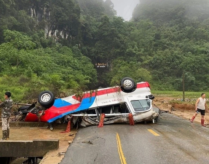 Cảnh báo từ vụ xe khách bị lũ quét cuốn trôi ở Cao Bằng