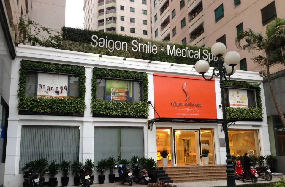 Nhân viên Saigon Smile Medical khẳng định các sản phẩm đều đạt chứng ...