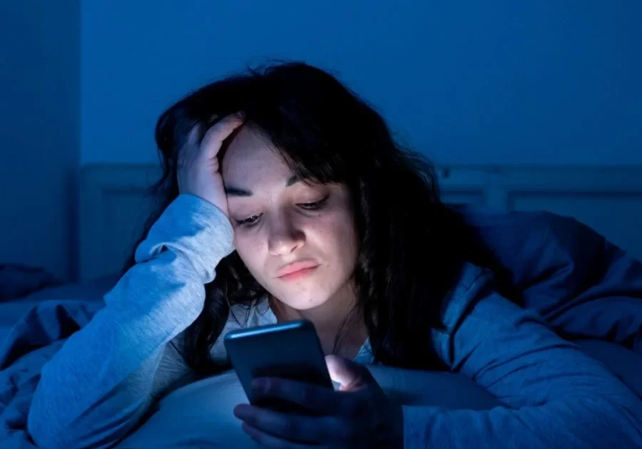 Ánh sáng xanh từ điện thoại âm thầm hủy hoại giấc ngủ | Báo Tri thức và ...