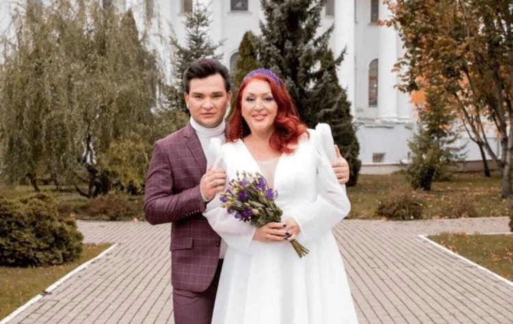 Nữ nhạc sĩ gây phẫn nộ vì kết hôn với con nuôi kém 31 tuổi | Báo Tri ...