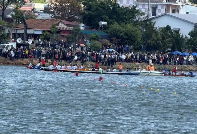 Lùm xùm tranh cãi thắng thua Giải đua thuyền Krông Ana tỉnh Đắk Lắk ...
