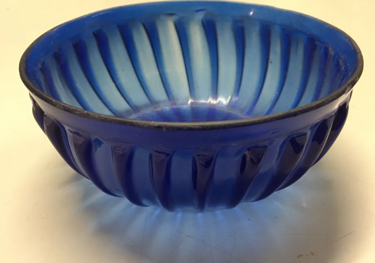 Bol de sticlă albastră din Roma antică, intact, provoacă șoc