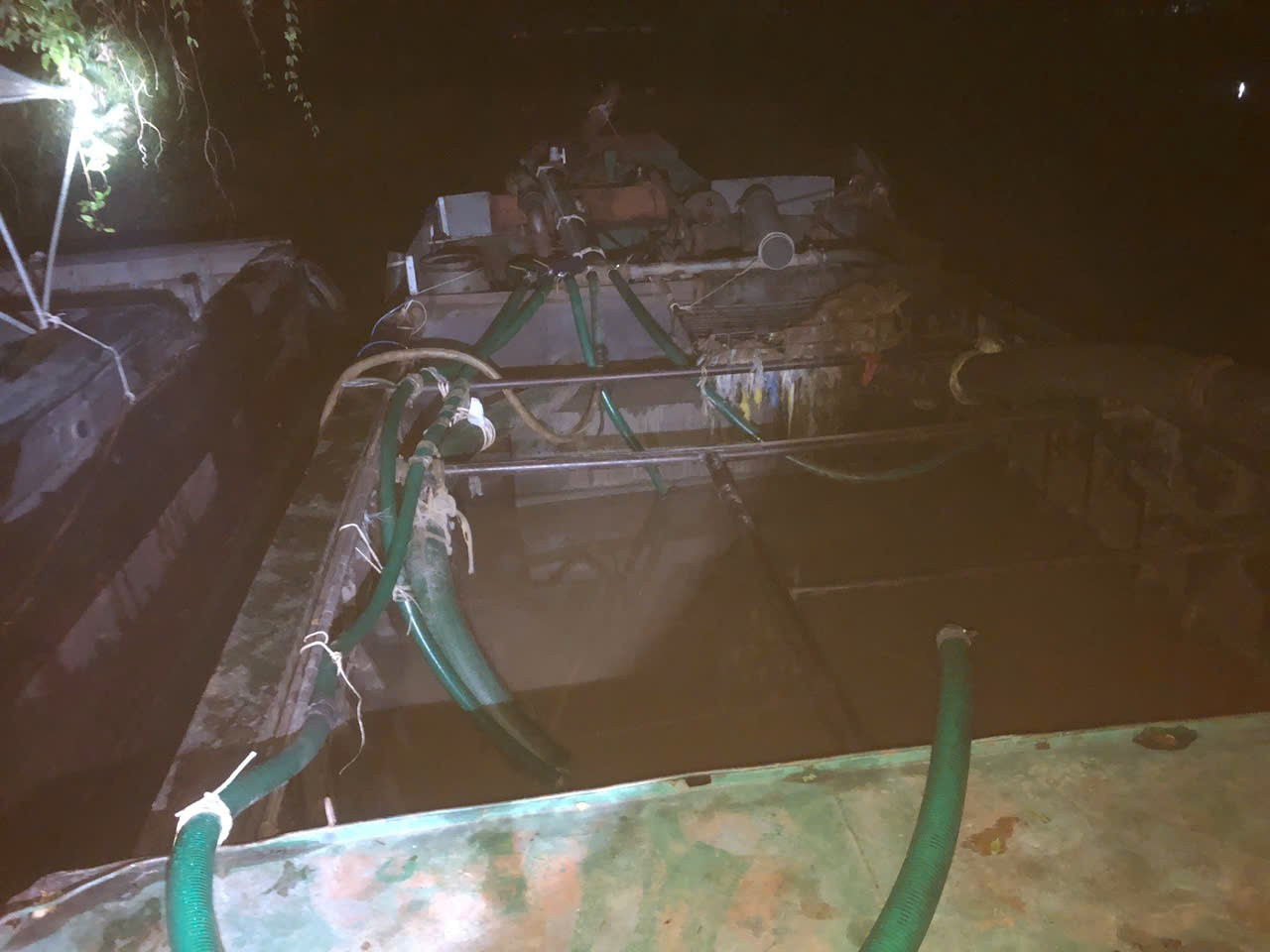 Tạm giữ 2 tàu khai thác, vận chuyển khoáng sản trái phép | Báo Tri thức ...