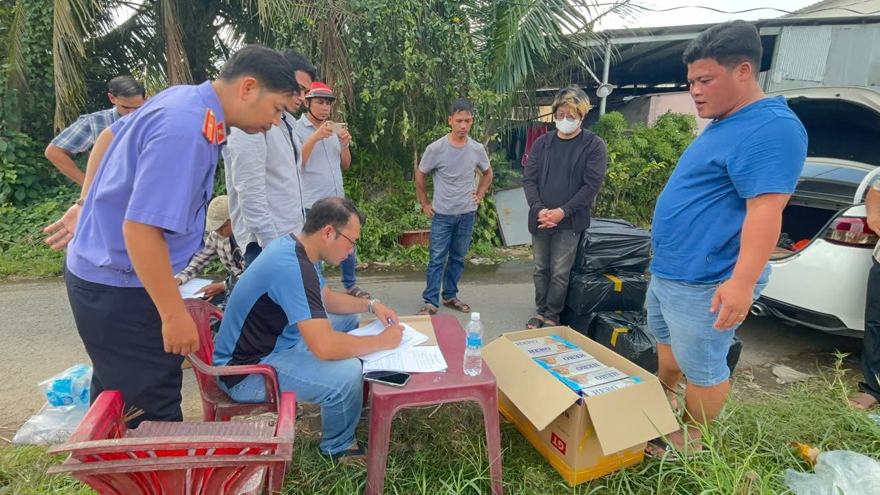 Bắt giữ vụ vận chuyển 3.200 bao thuốc lá “lậu” ở Vĩnh Long | Báo Tri ...