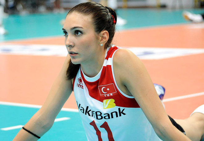Thánh nữ bóng chuyền Thổ Nhĩ Kỳ khiến triệu con tim tan vỡ | Báo Tri ...
