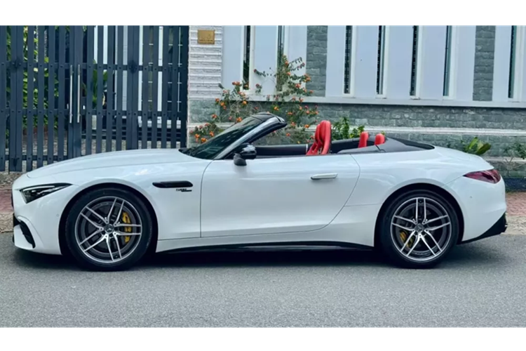 Mercedes-AMG SL43 « super glide » 2000 km, le magnat vole 2 milliards ...