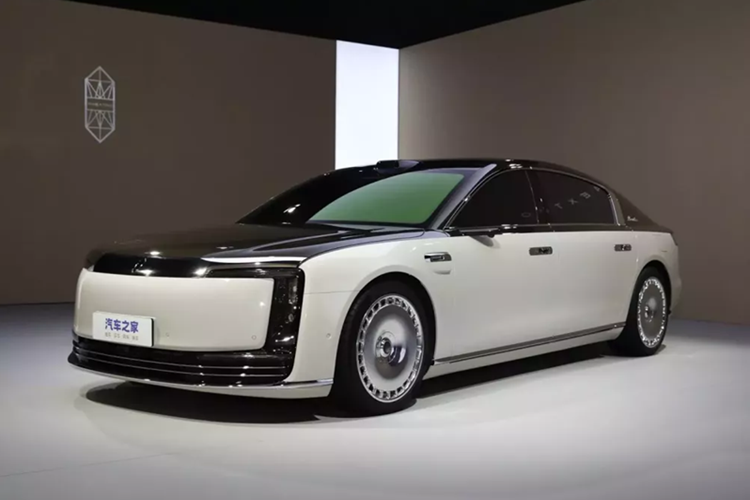 Huawei официально представила новый люксовый седан Maextro S800