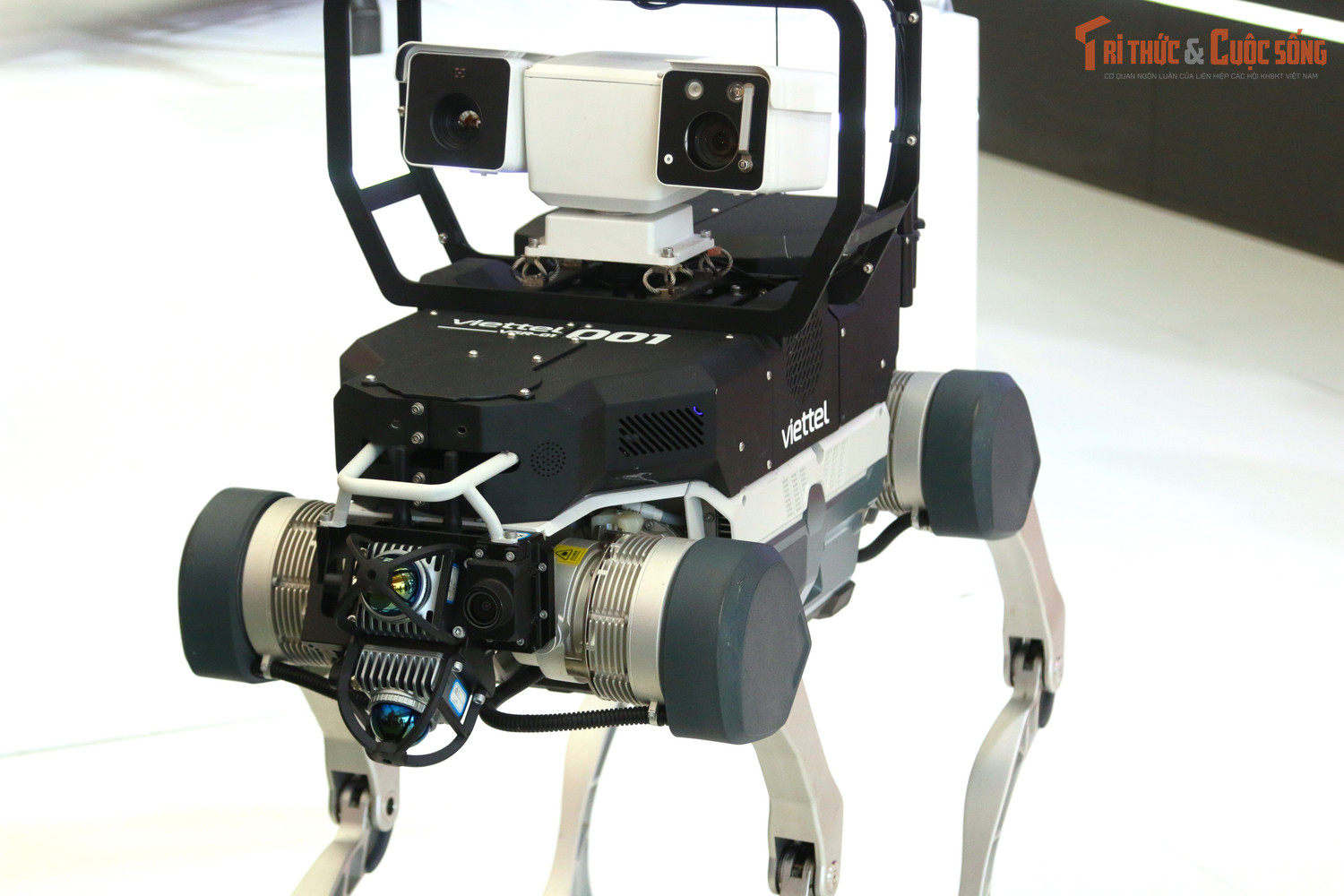 Robot chó tuần tra Viettel tạo ấn tượng triển lãm 80 năm thành tựu đất ...
