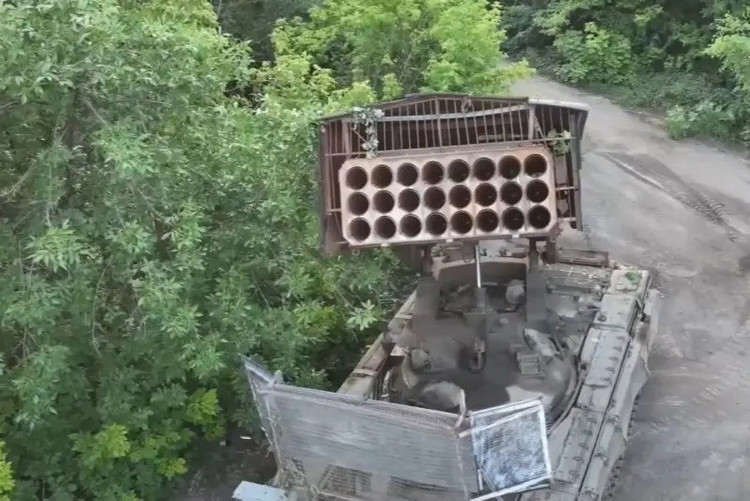 Russian thermobaric artillery shells Ukrainian troops in Chasov Yar