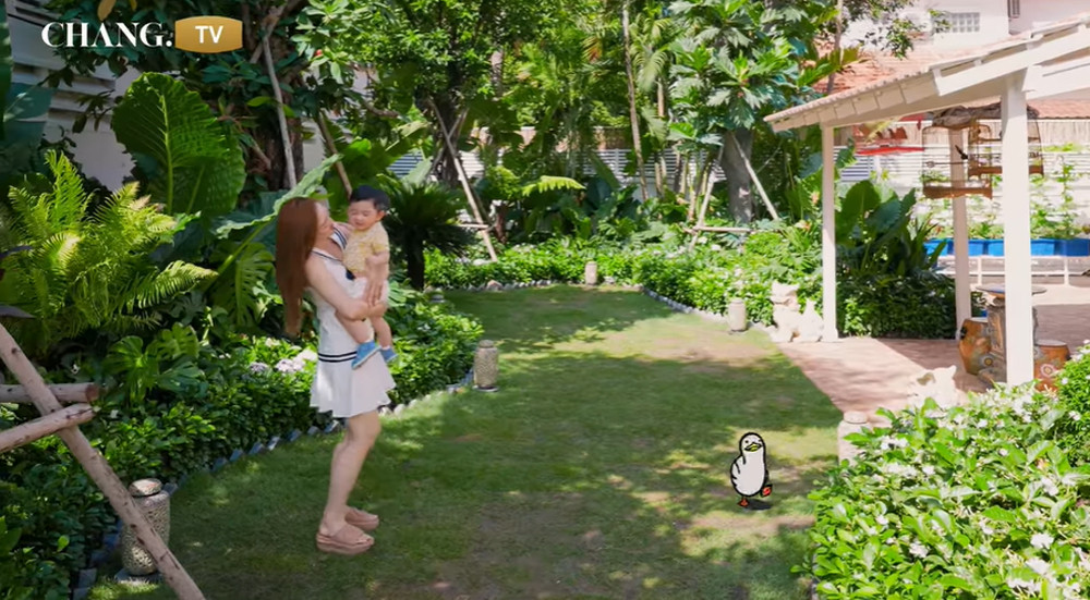 Sân vườn xanh mướt trong biệt thự triệu đô của Chi Bảo - Lý Thùy Chang | Báo Tri thức và Cuộc ...