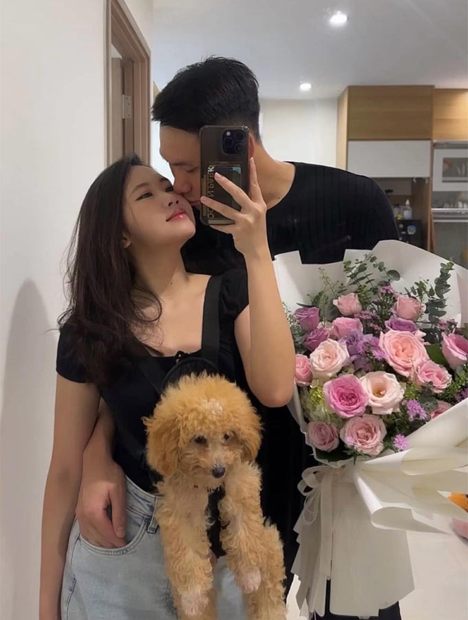 Thủ môn Xuân Hoàng ôm eo, thơm má bạn gái tiếp viên tình tứ | Báo Tri ...