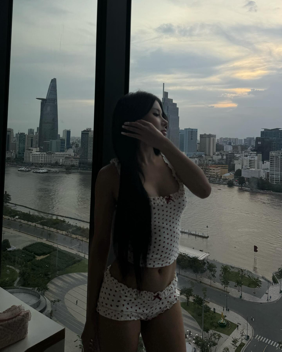 Tiktoker Xuân Ca diện đồ ngủ nhỏ xíu khoe dáng bên “view triệu đô“ | Báo Tri thức và Cuộc sống ...