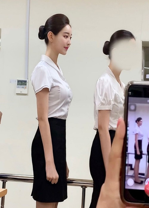 Nữ tiếp viên hàng không dáng cực nuột, nổi tiếng từ ảnh chụp lén | Báo Tri thức và Cuộc sống ...