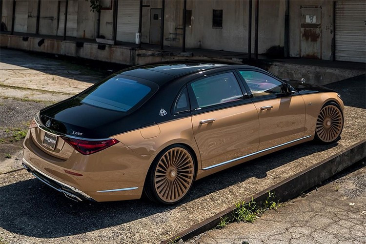 "Examining" the super expensive Mercedes-Maybach S680 Virgil Abloh Edition
