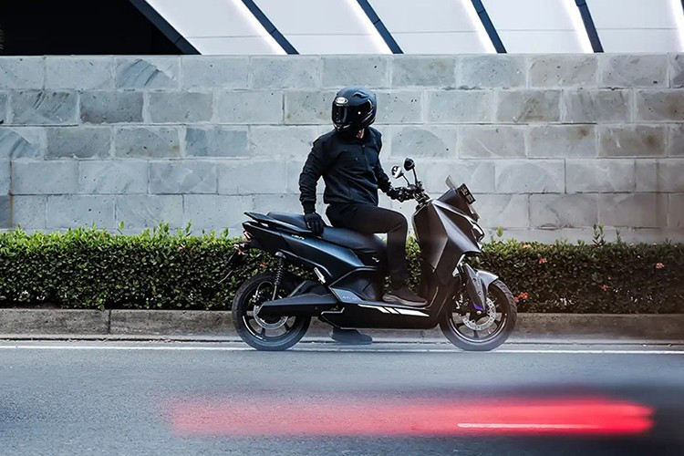 TVS M1-S: Xe điện maxi scooter mạnh mẽ, đi 150 km/lần sạc
